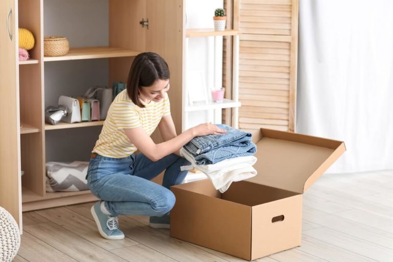 Descubra como organizar um guarda-roupas pequeno